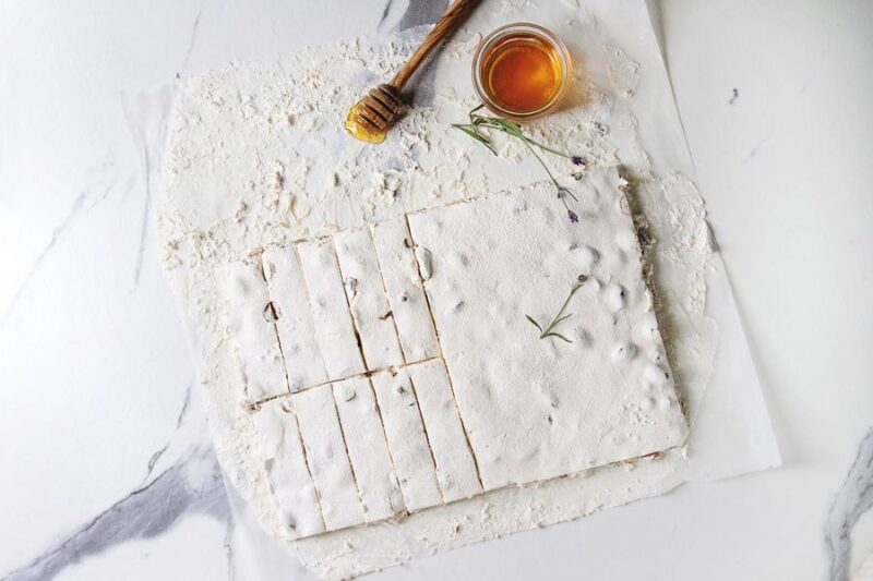 نوقا و تورون مقایسه با گز اصفهان | دستی بر ایران